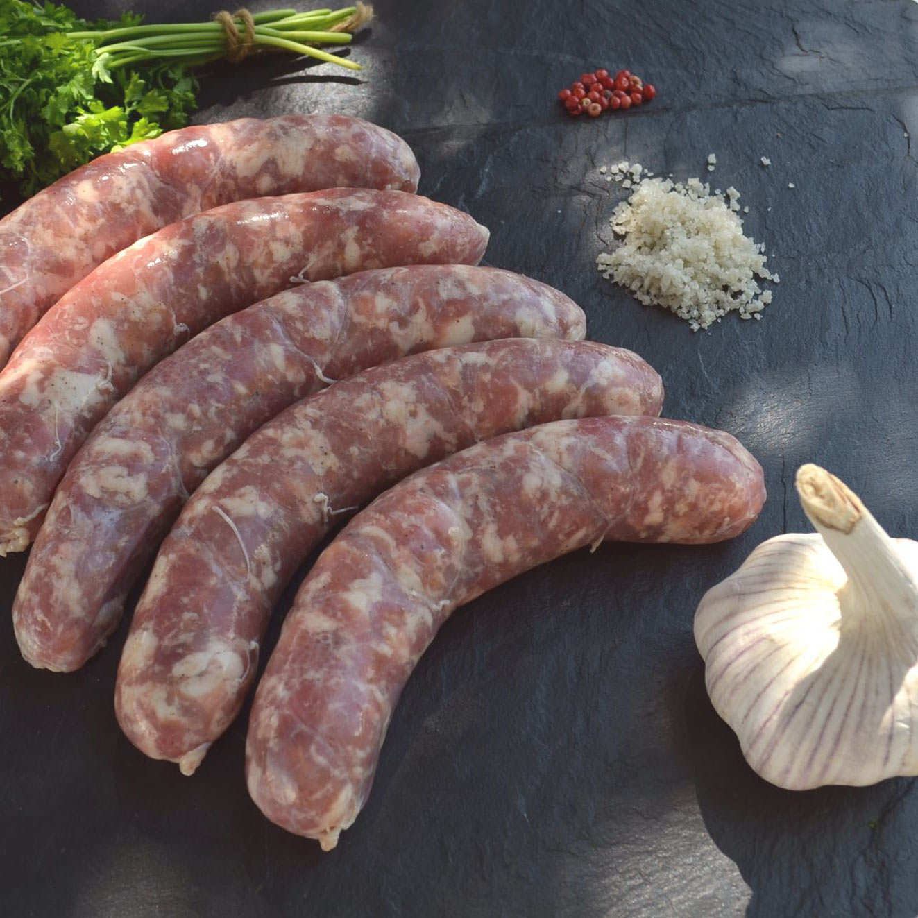 Fresh garlic sausages from Cantal farm pork - La ferme des cochons ...